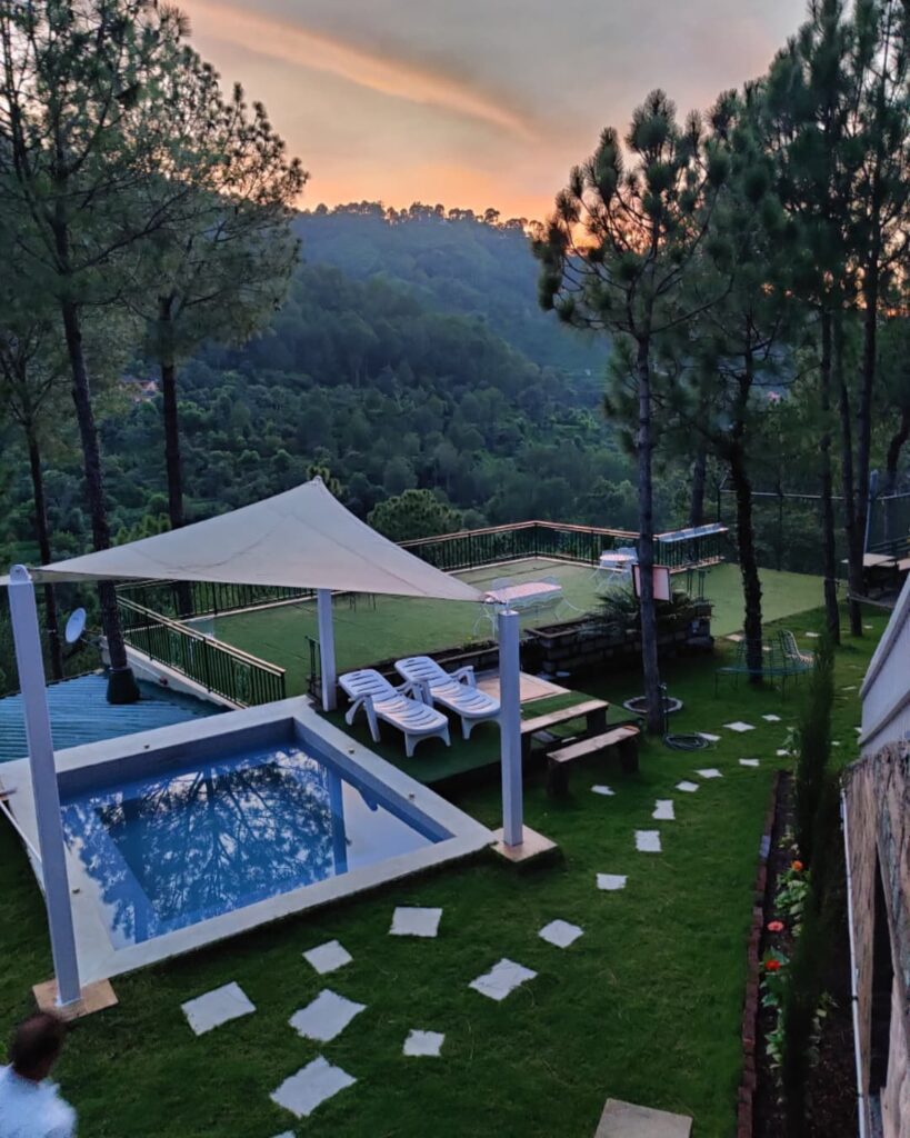 26 Outdoor Jacuzzi Inspirations to Create a Luxe Patio Spa - Homee Bee