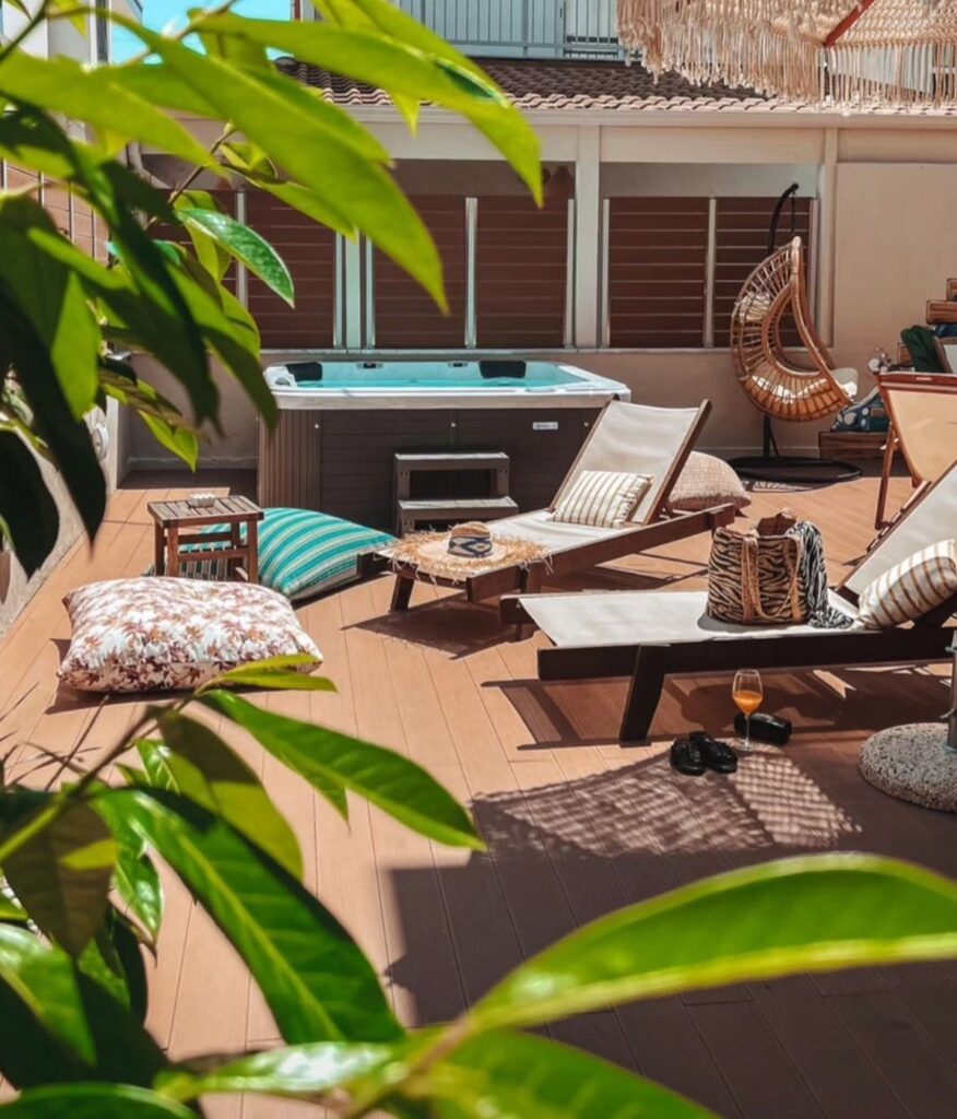 26 Outdoor Jacuzzi Inspirations to Create a Luxe Patio Spa - Homee Bee